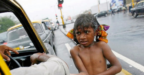 Poor children sleeping open on road join us in providing them clothes ...