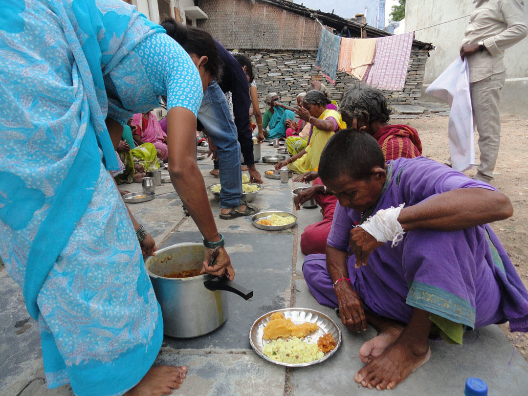 Feed the hungry poor old aged persons in India | Milaap